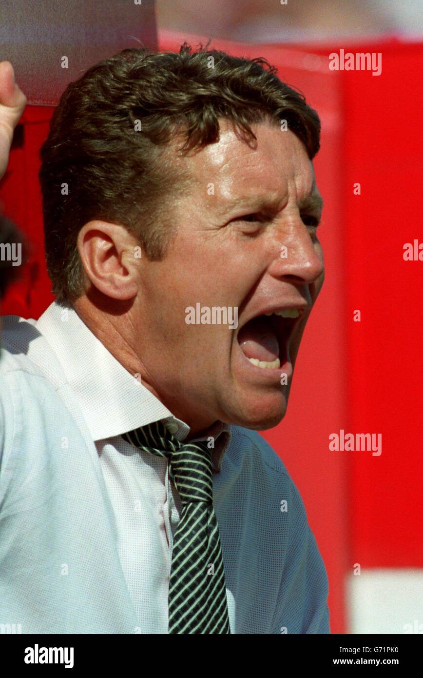 Barnsley manager danny wilson hi-res stock photography and images - Alamy