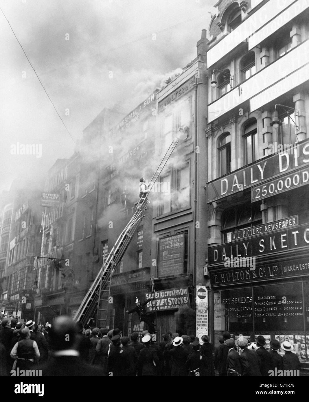 Fire disaster crowd hi-res stock photography and images - Alamy