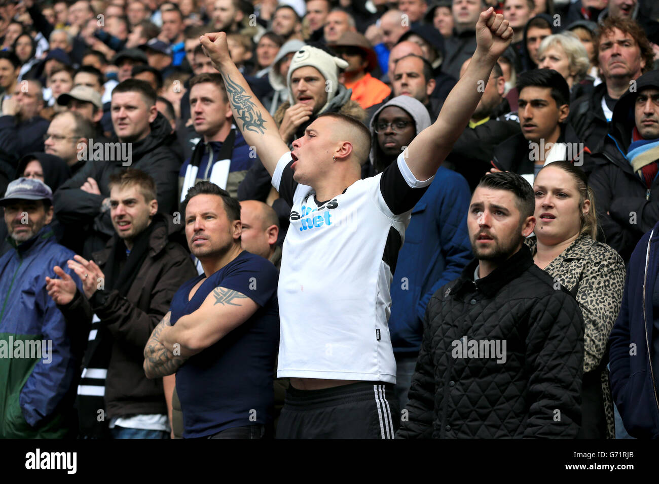 Derby county fans celebrate in the stands hi-res stock photography and ...