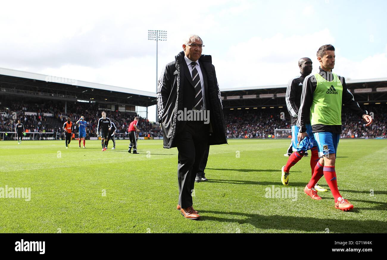 Fulham manager Felix Magath walks across the pitch at half time Stock ...