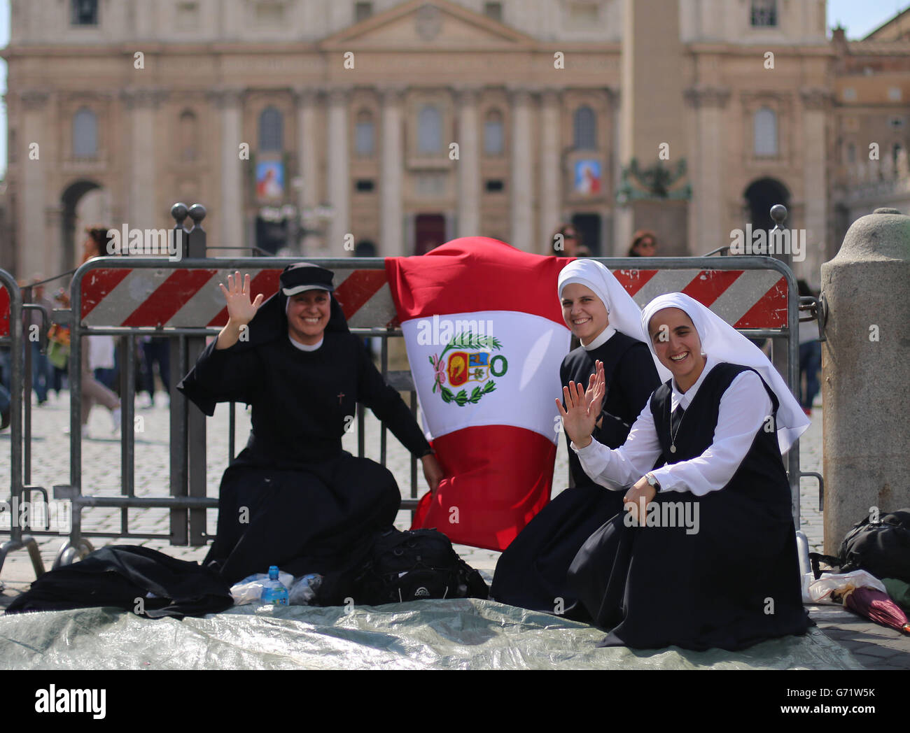 Nuns vatican hi-res stock photography and images - Alamy