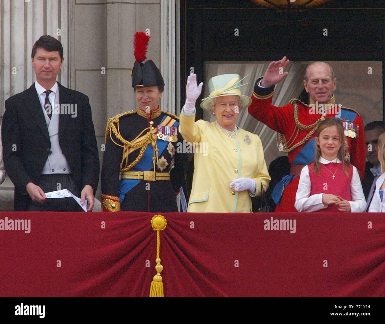 Members of the royal family wave from the balcony of Buckingham Palace ...