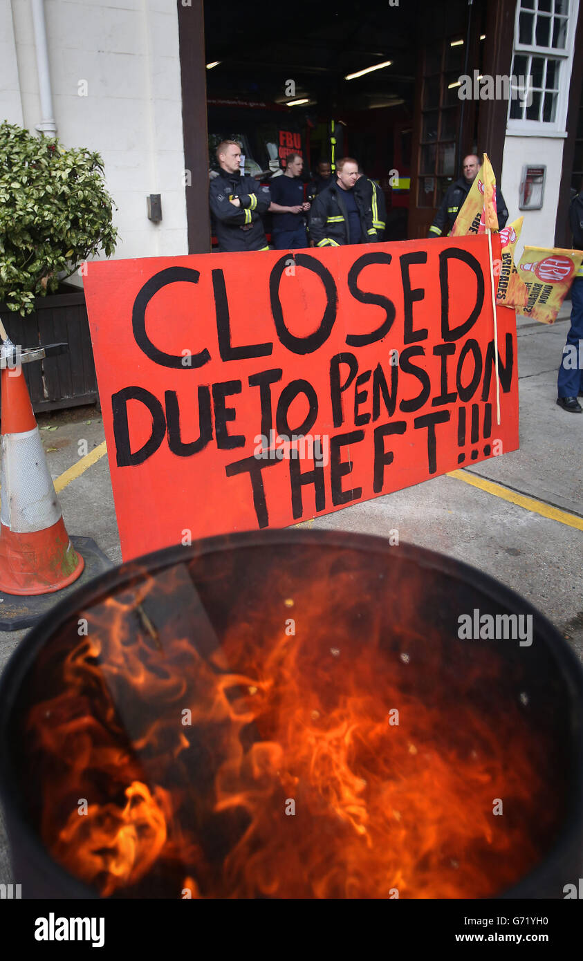 Firefighters euston fire station hi-res stock photography and images ...