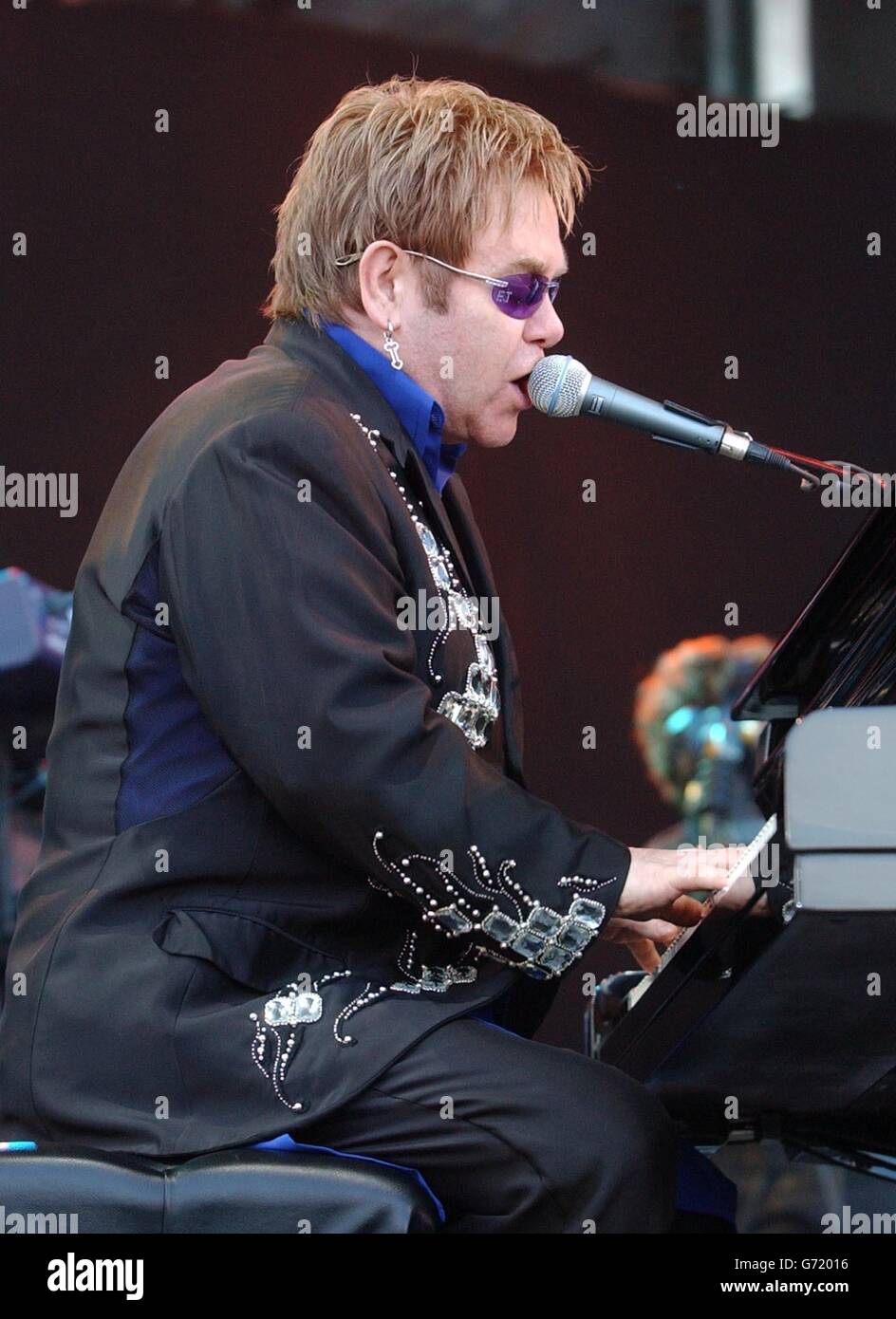 Showbiz music singer celebrity performing on stage elton john hi-res ...