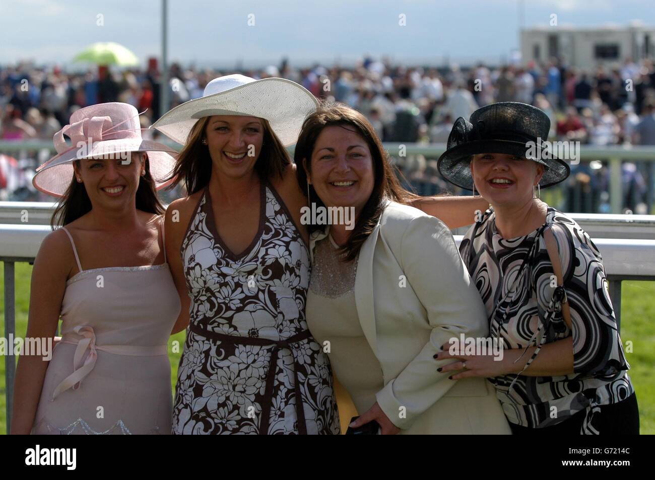 Horseracing racegoers ladies women happy fashion hi-res stock ...