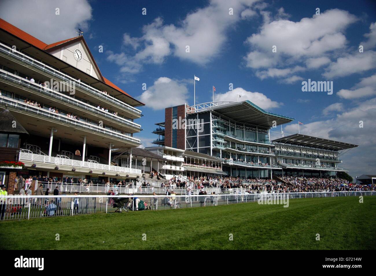 Horseracing venue stand g v general view hi-res stock photography and ...