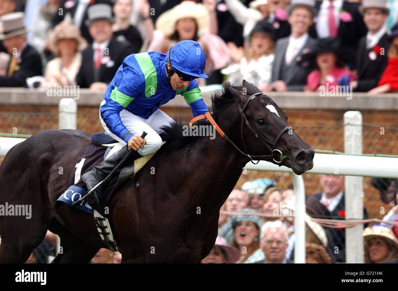 Blue Dakota wins at Royal Ascot 2004 Stock Photo - Alamy