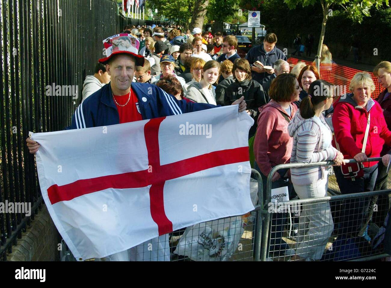 Wimbledon fans long queue hi-res stock photography and images - Alamy