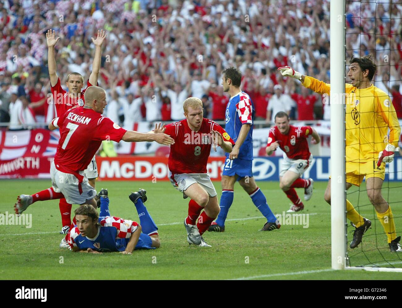 Paul scholes england action hi-res stock photography and images - Alamy