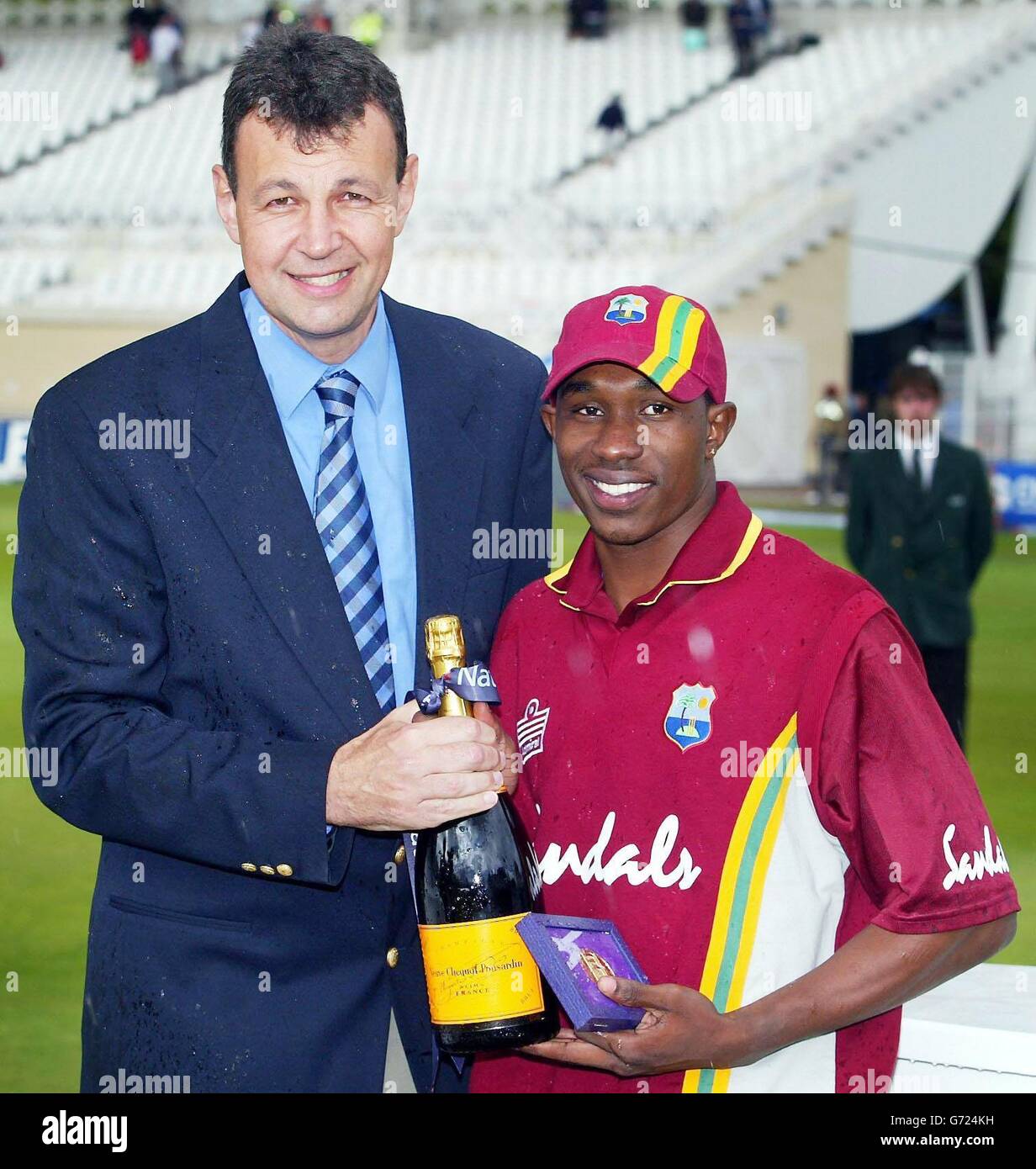 Sport cricket action branding dwayne bravo derek brewer hi-res stock ...