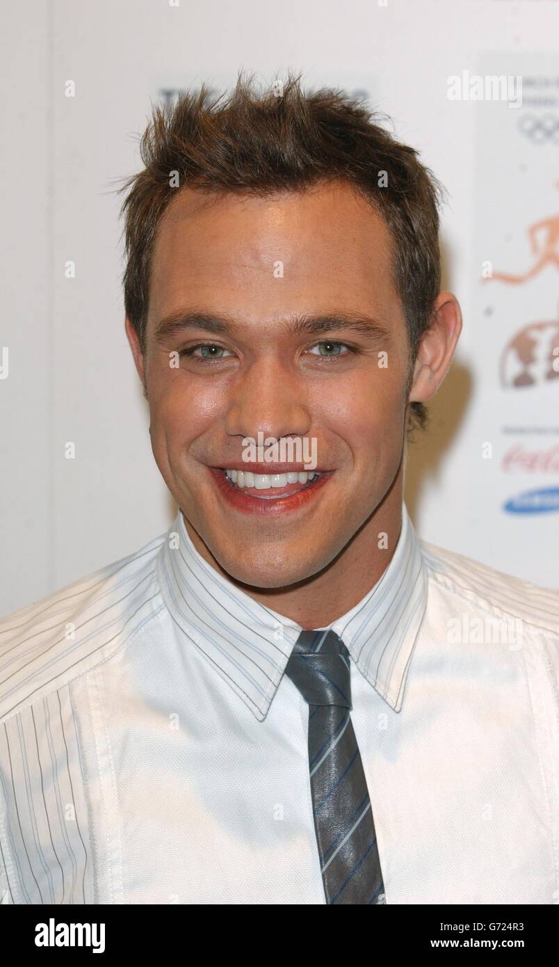 Singer will young poses for photographers backstage hi-res stock ...