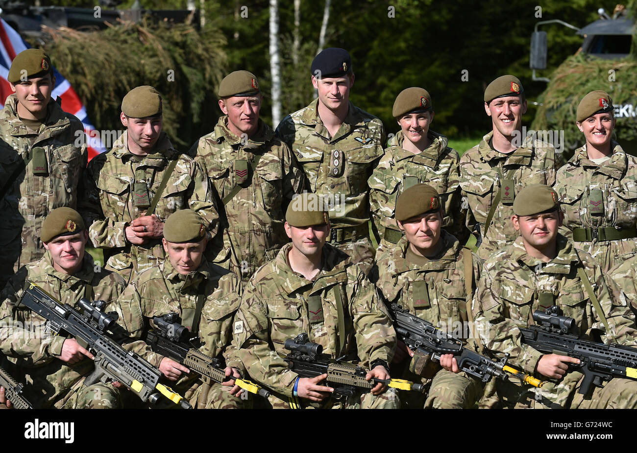 Prince Harry poses for a photo with members of The 1st Battalion, Duke ...