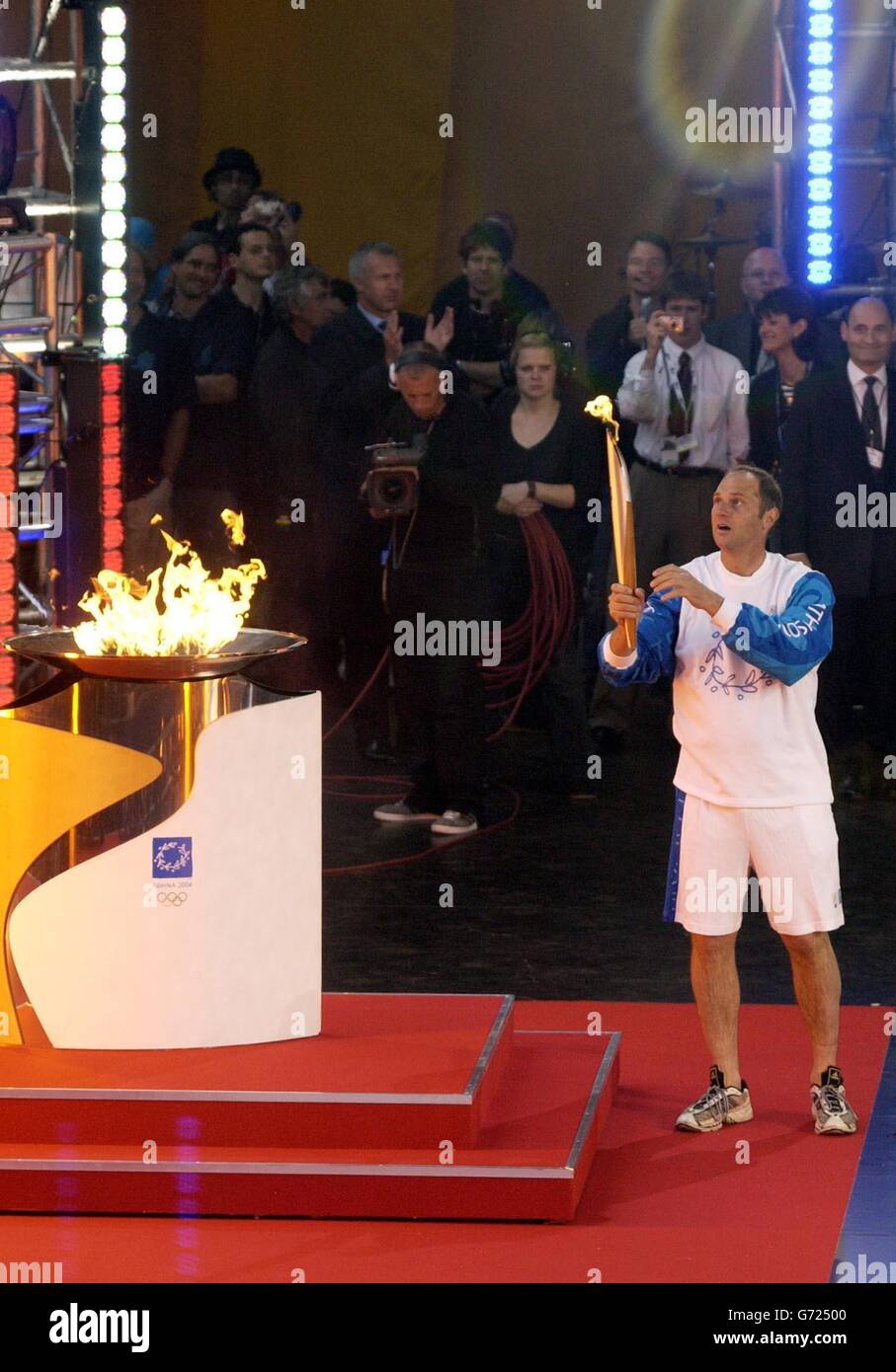 Sir Steven Redgrave lights the Oylmpic cauldron Stock Photo - Alamy