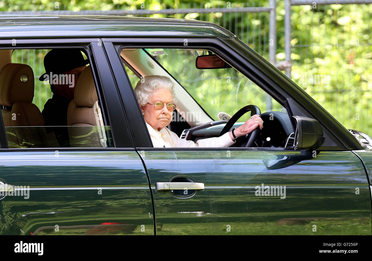 Queen elizabeth land rover hi-res stock photography and images - Alamy