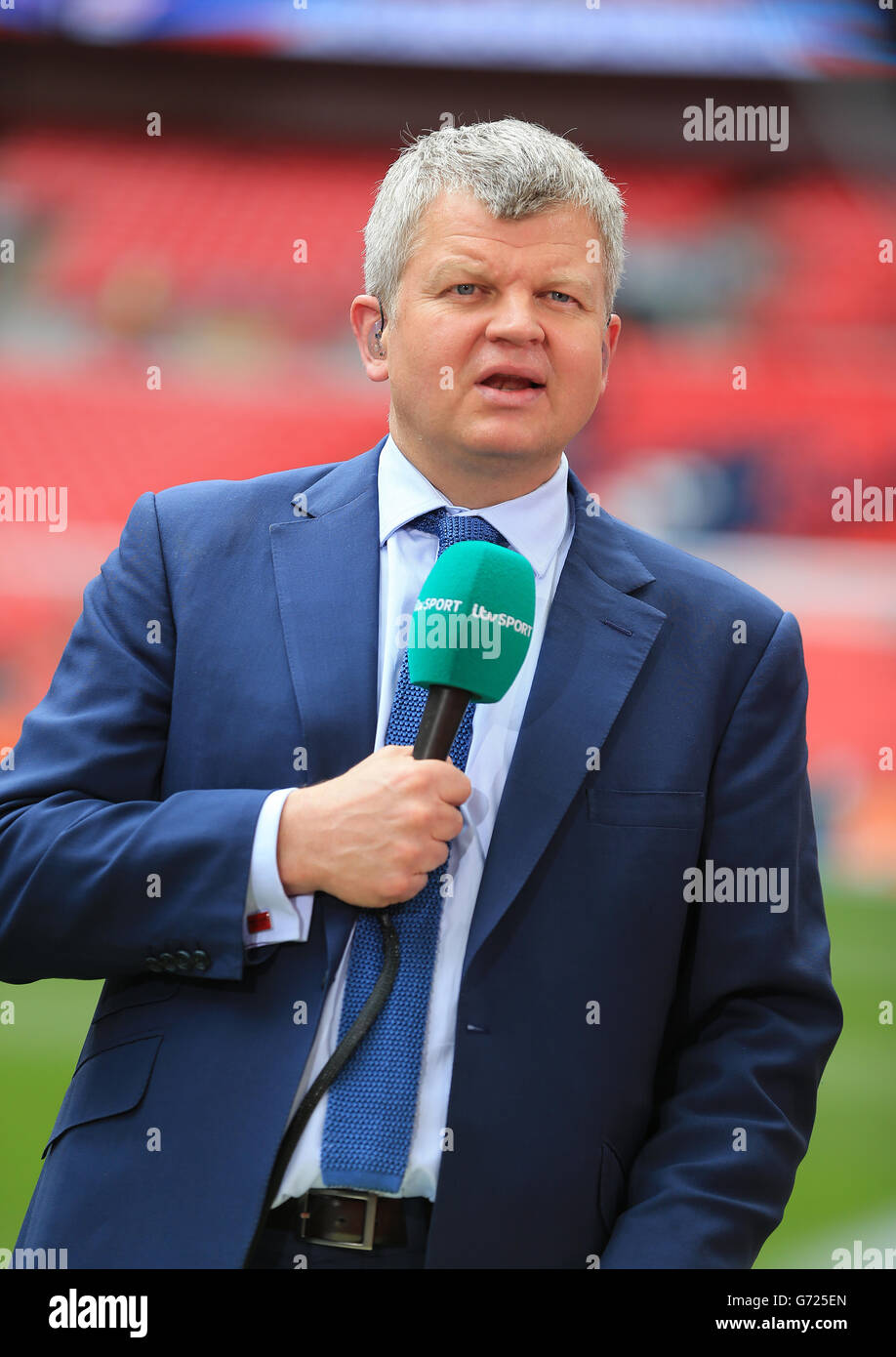 Pitchside at wembley stadium prior to kick off hi-res stock photography ...