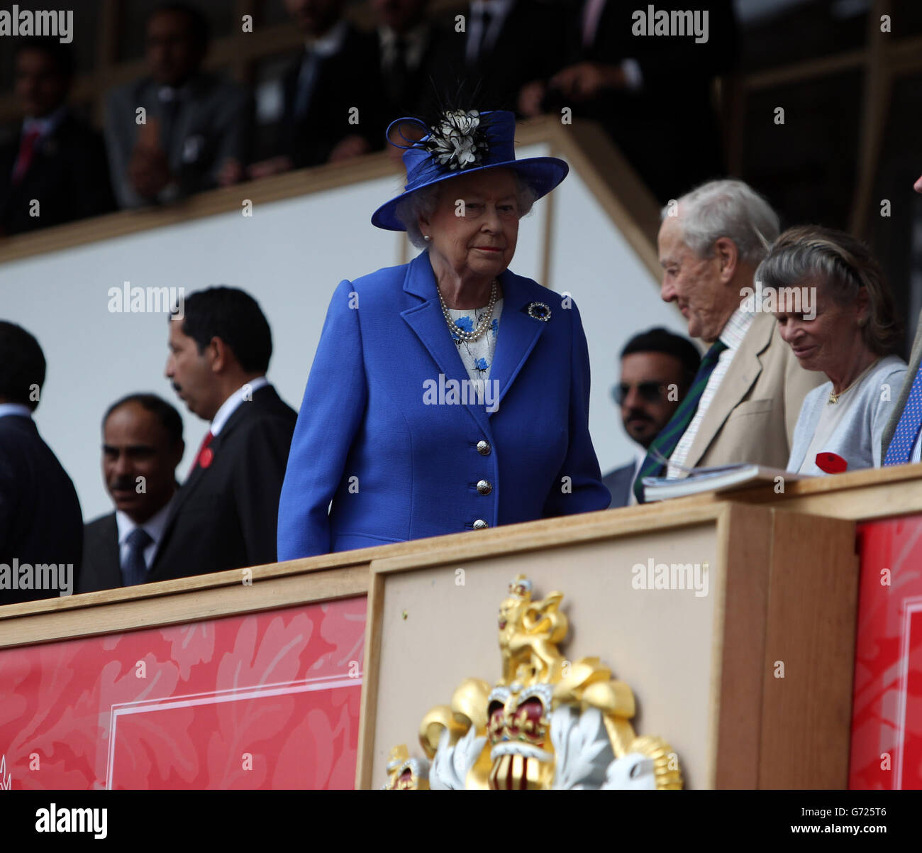 Queen elizabeth ii presents awards hi-res stock photography and images ...