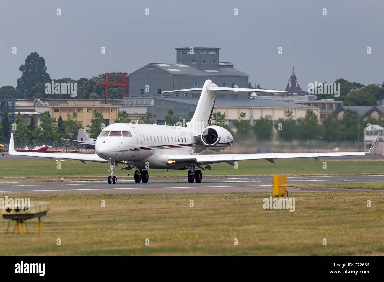 NetJets Bombardier Global Express (BD-700-1A10) CS-GLC Stock Photo - Alamy