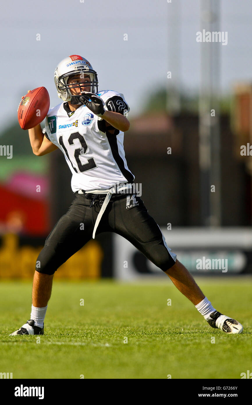 American football player throw ball hi-res stock photography and images ...