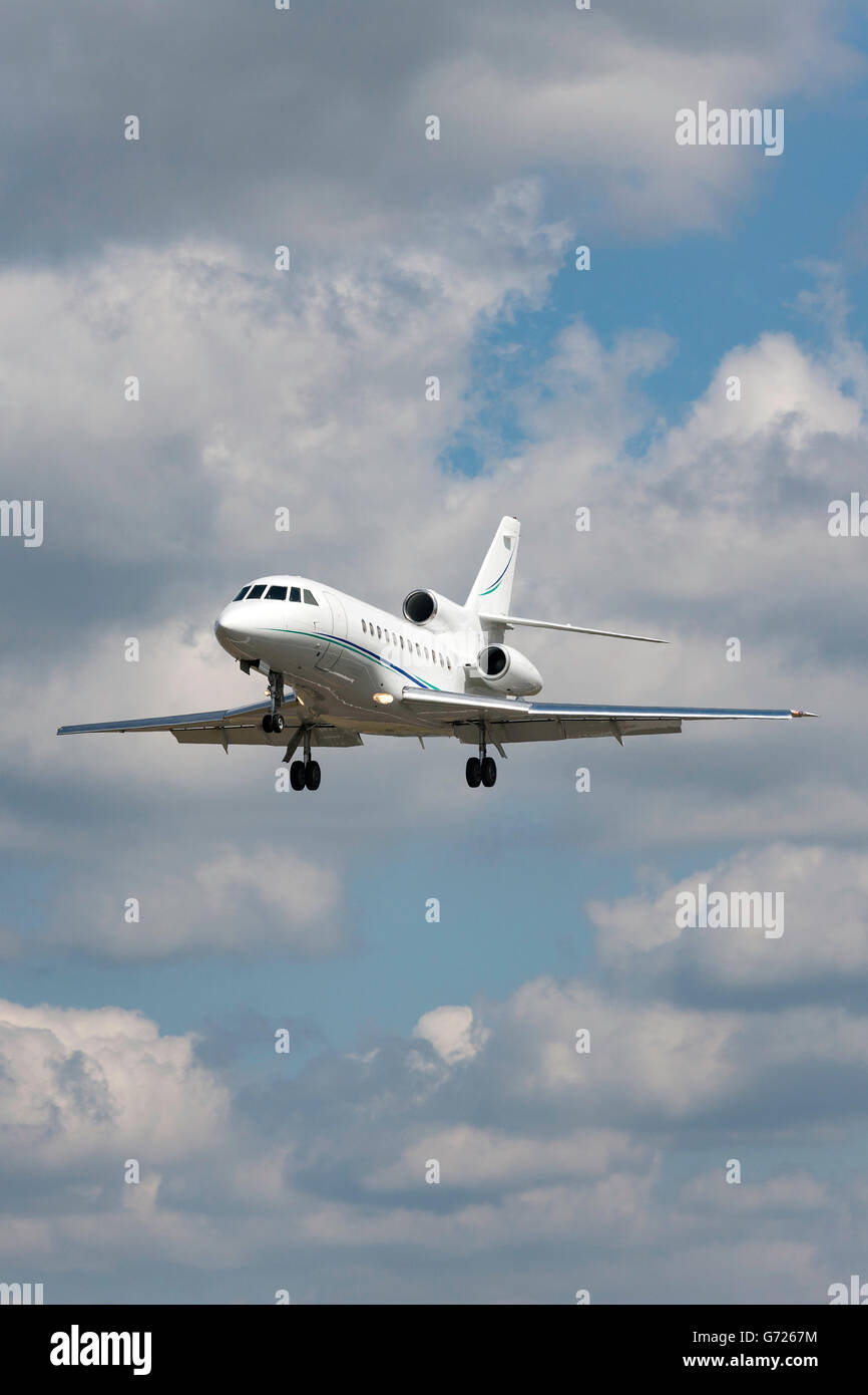 Dassault falcon 900 flying hi-res stock photography and images - Alamy