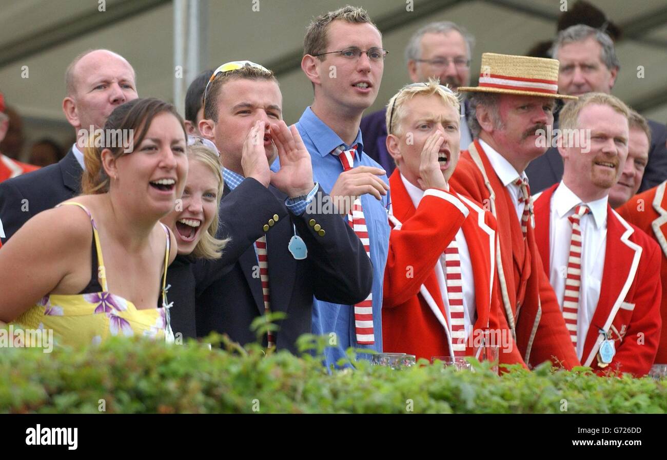 Spectators cheer on competing crews at Henley Royal Regatta Stock Photo ...