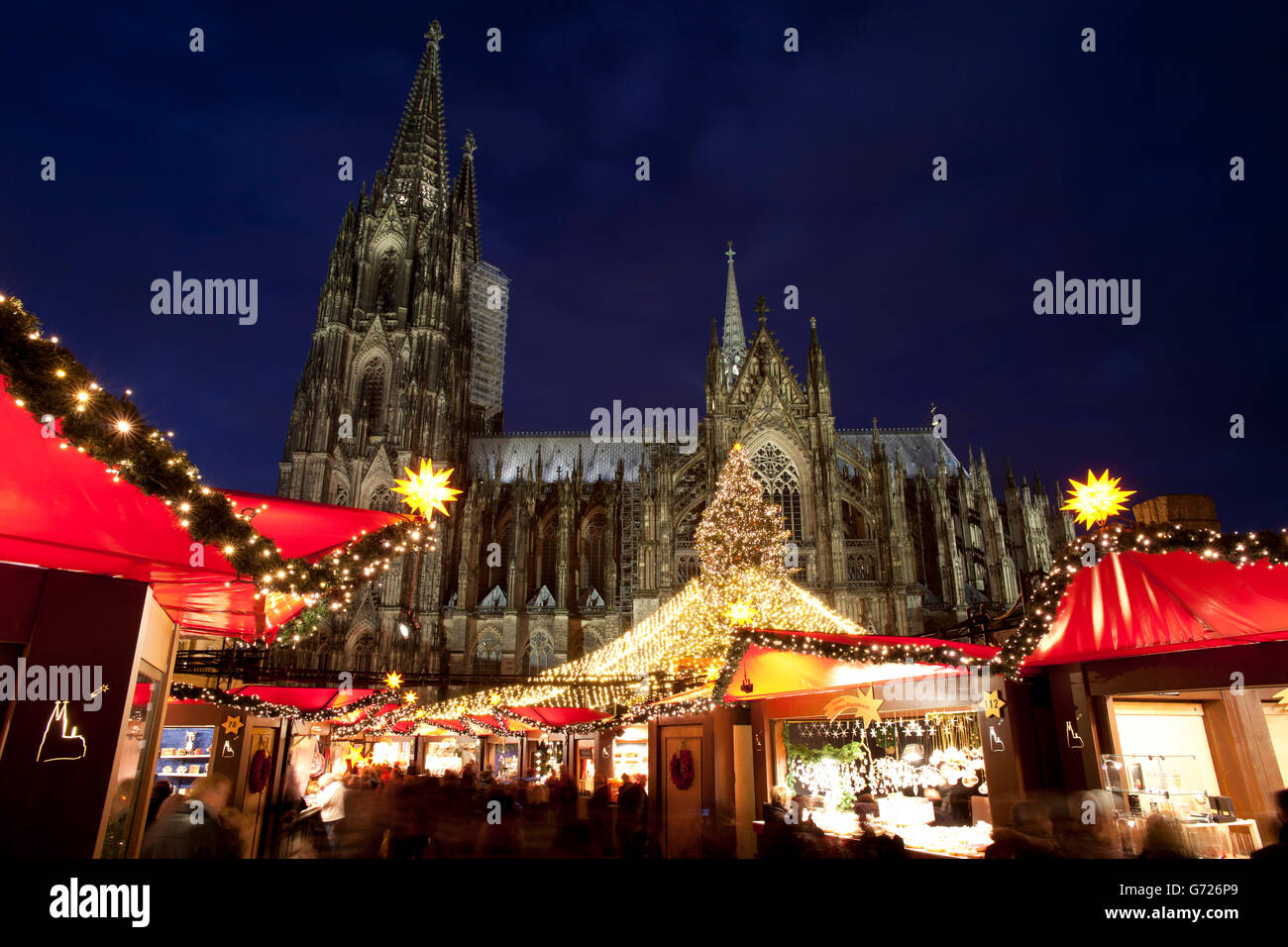 Christmas market in front of Cologne Cathedral, Domplatte square ... Christmas market in front of Cologne Cathedral, Domplatte square ...