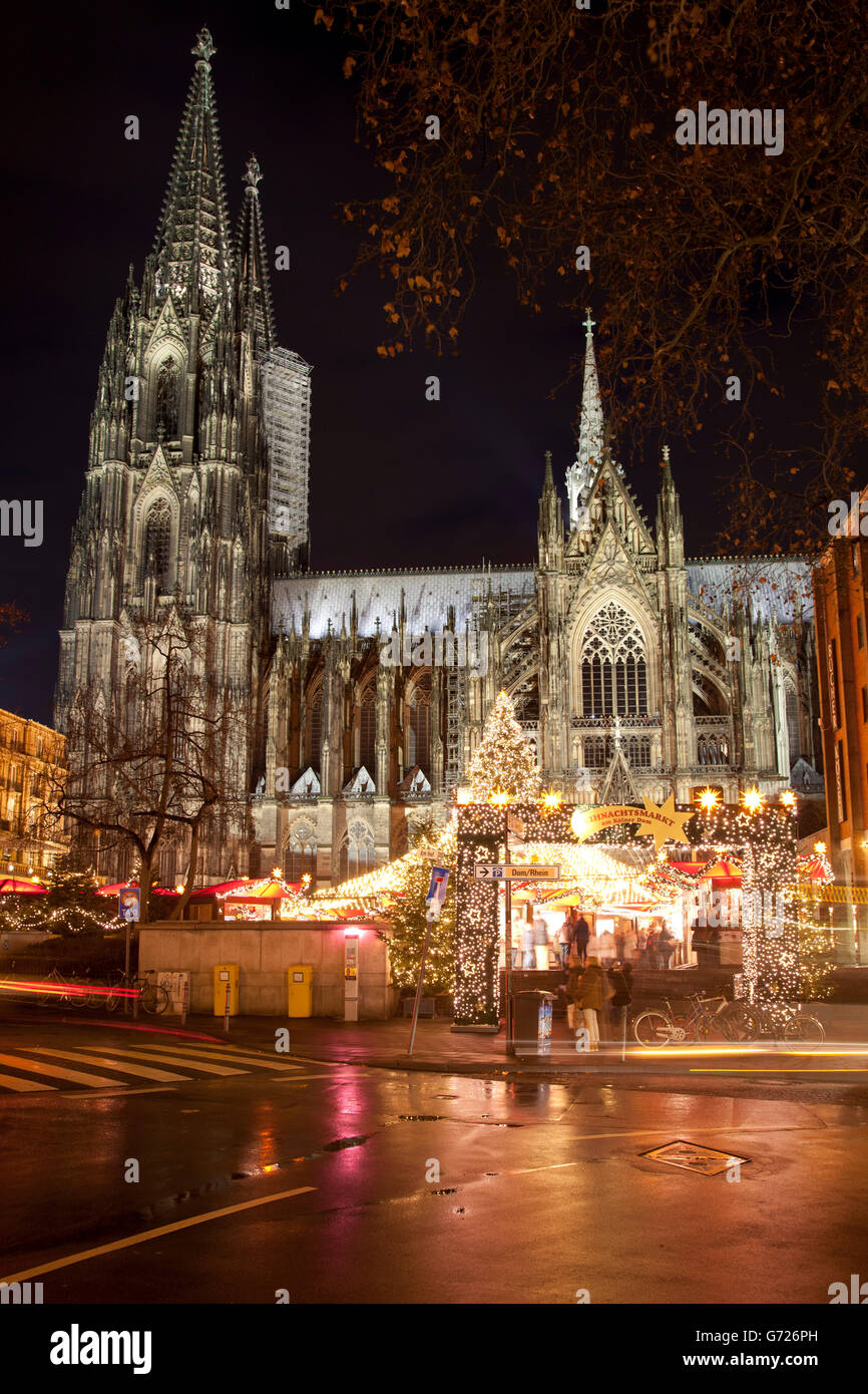 Christmas market in front of Cologne Cathedral, Domplatte square ... Christmas market in front of Cologne Cathedral, Domplatte square ...
