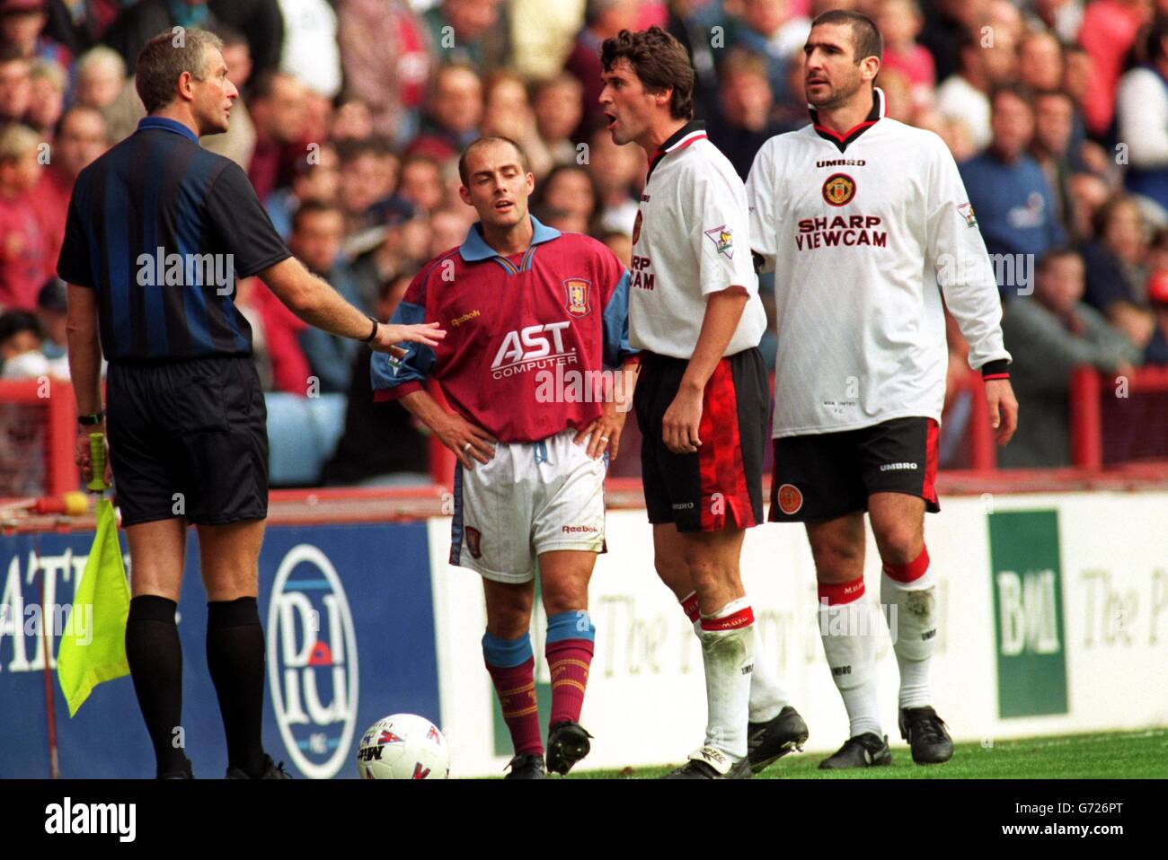 Manchester uniteds roy keane argues with the referees assistant hi-res ...