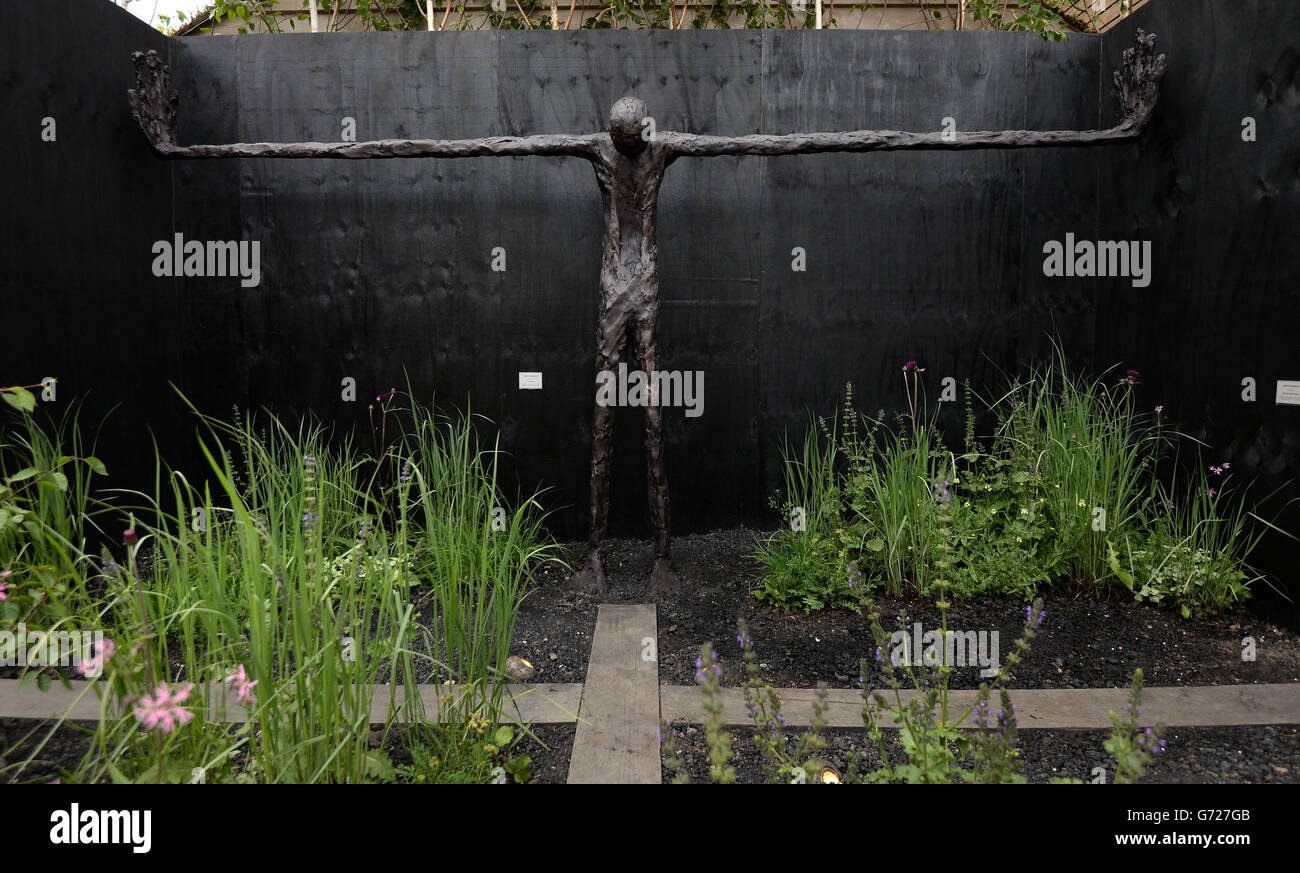 A sculpture john oconnor rhs chelsea flower show hi-res stock ...