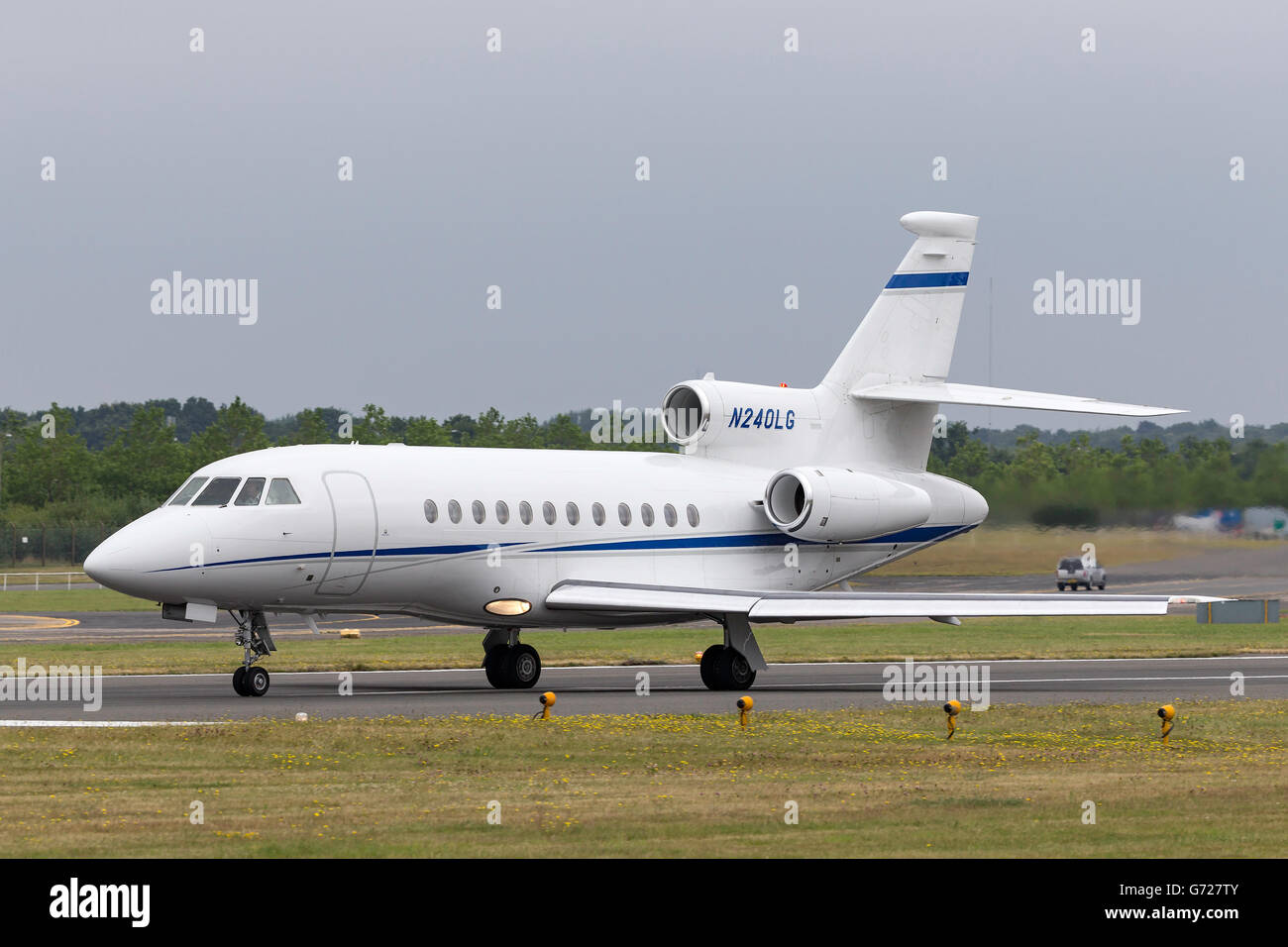 Dassault Falcon 900EX business jet N240LG Stock Photo - Alamy