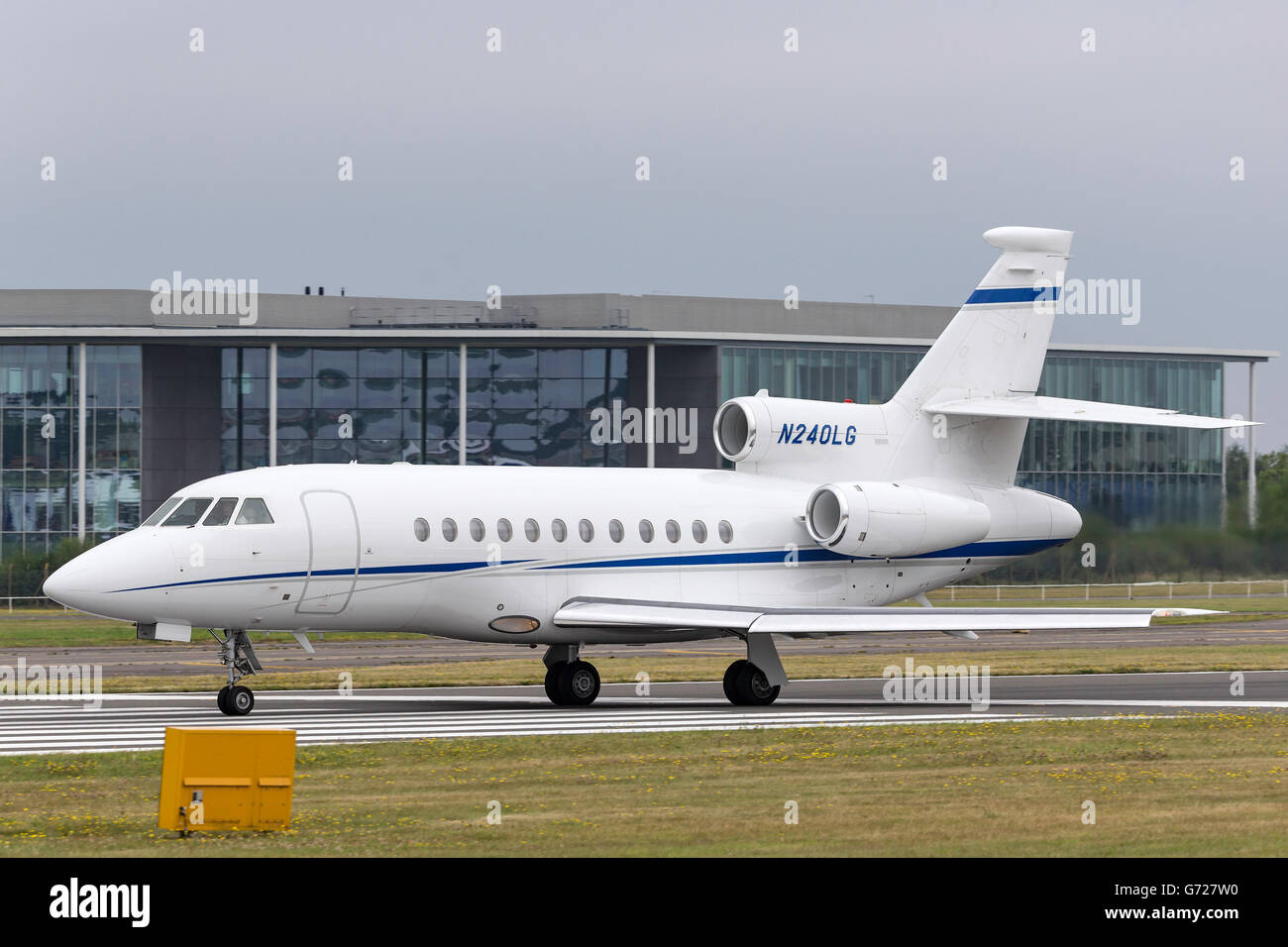 Dassault Falcon 900EX business jet N240LG Stock Photo - Alamy