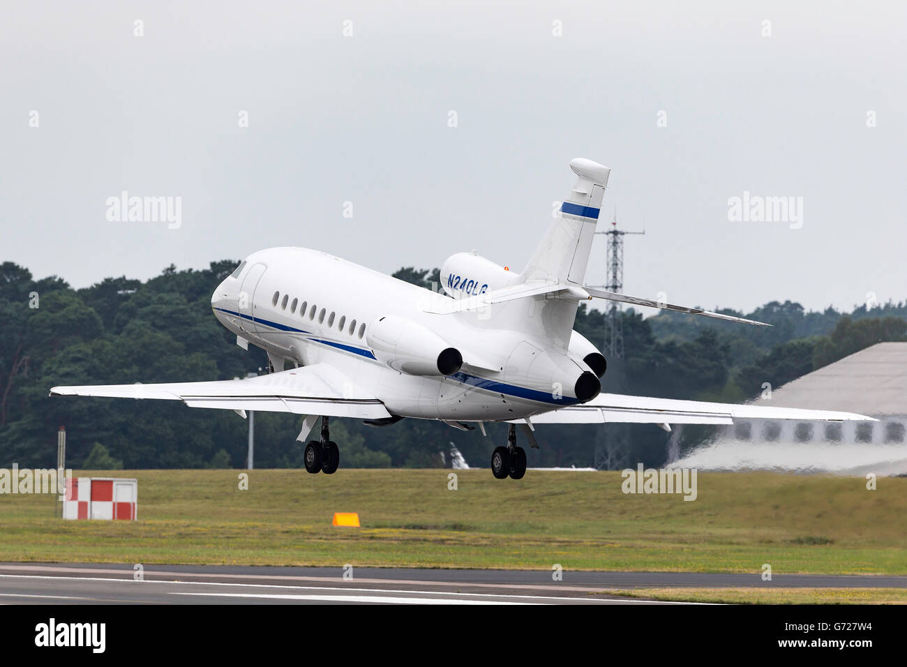 Dassault Falcon 900EX business jet N240LG Stock Photo - Alamy