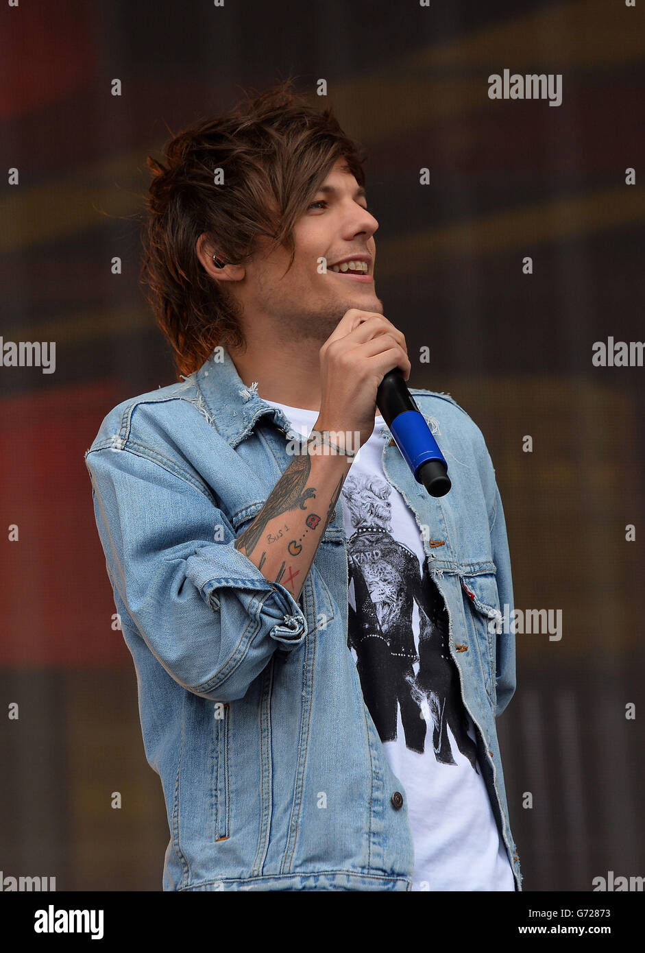 Louis Tomlinson of One Direction performing on stage during Radio1's ...