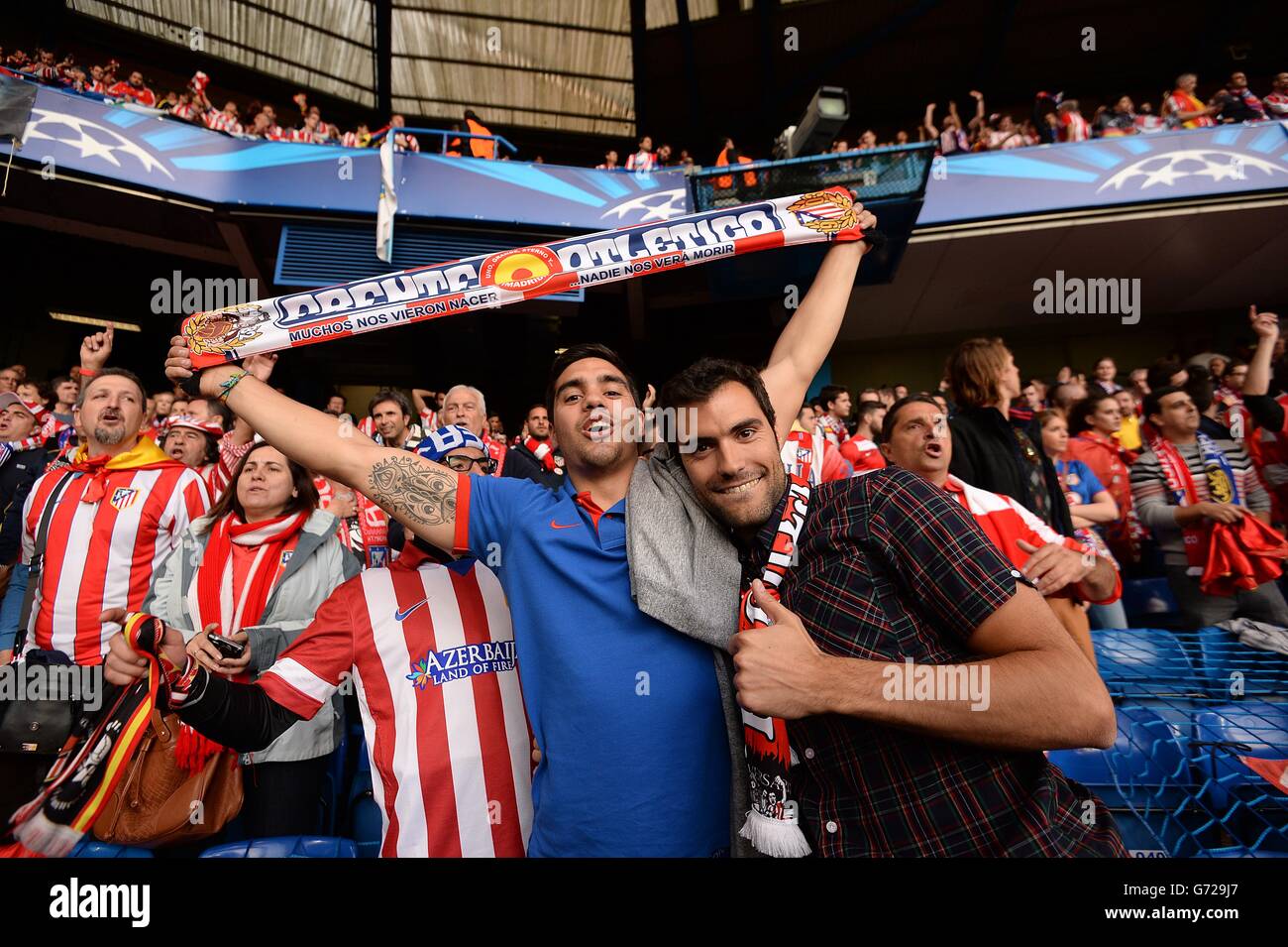 Chelsea fans show support for their team hi-res stock photography and ...