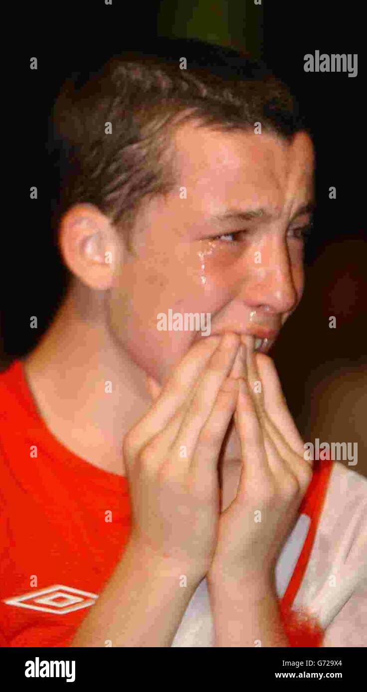 Crying england fan hi-res stock photography and images - Alamy