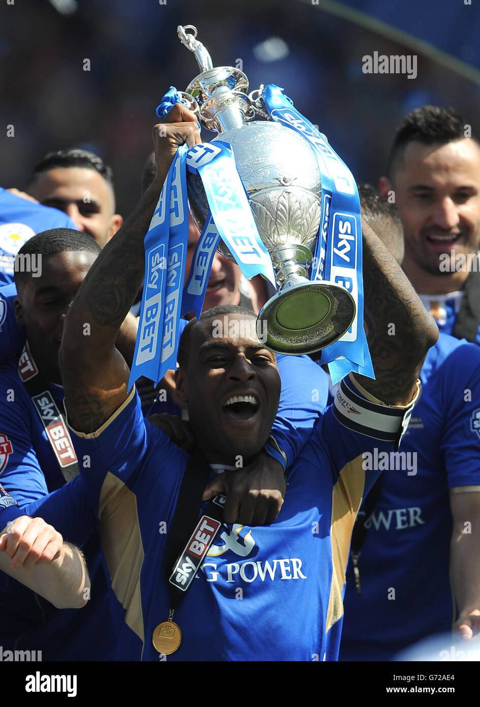Wes morgan leicester trophy hi-res stock photography and images - Alamy