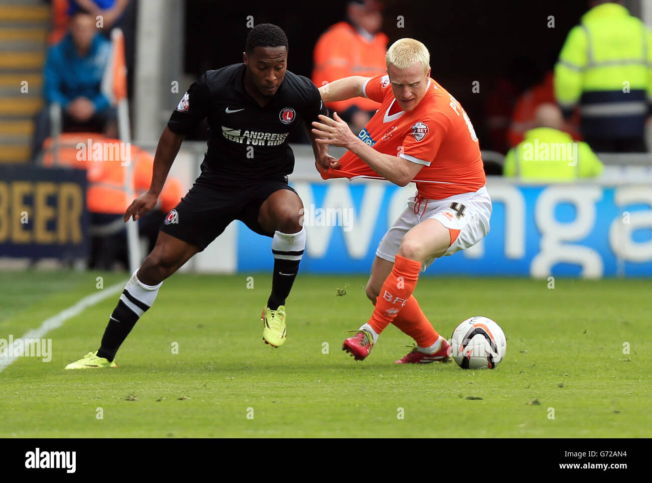 Charlton Athletic's Callum Harriott and Blackpool's David Perkins ...