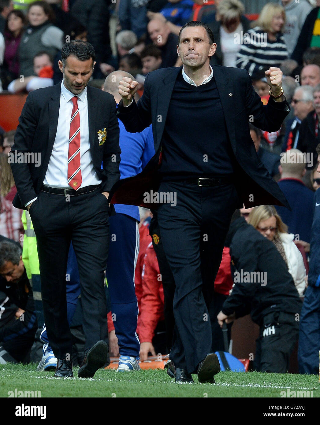 Sunderland manager Gus Poyet celebrates and Manchester United interim ...
