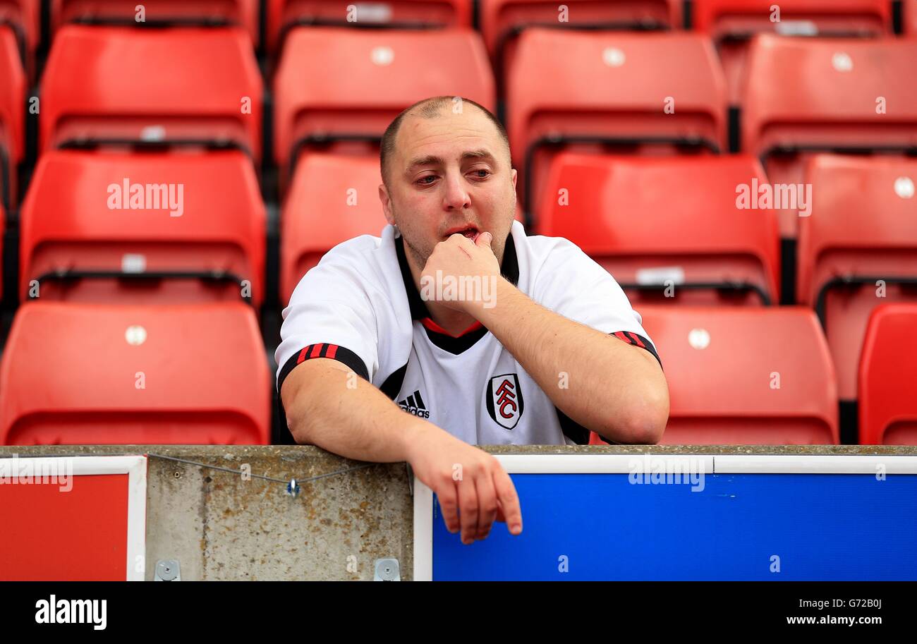 Crying football fan hi-res stock photography and images - Alamy