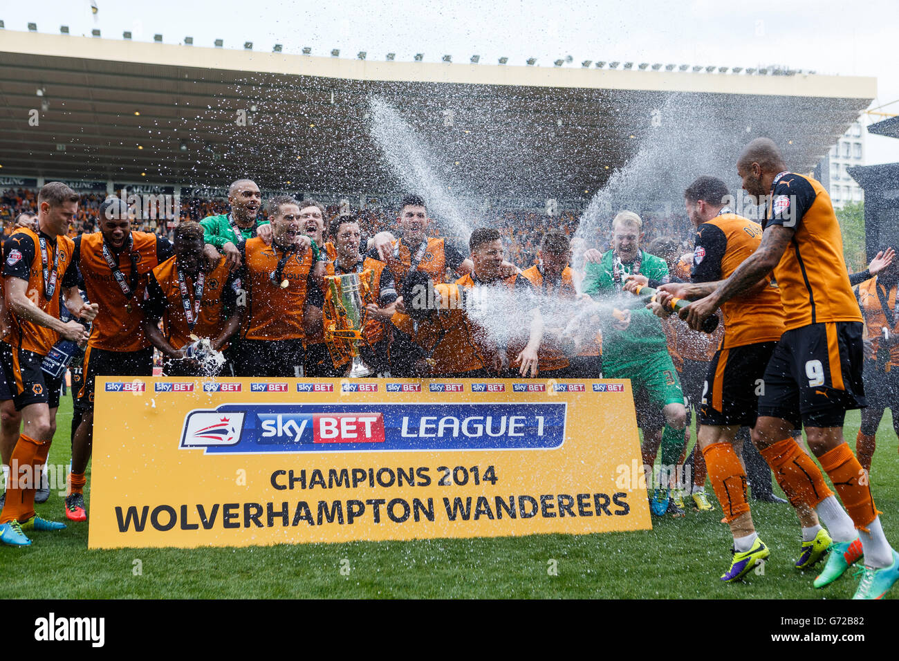 Wolverhampton wanderers players celebrate hi-res stock photography and ...