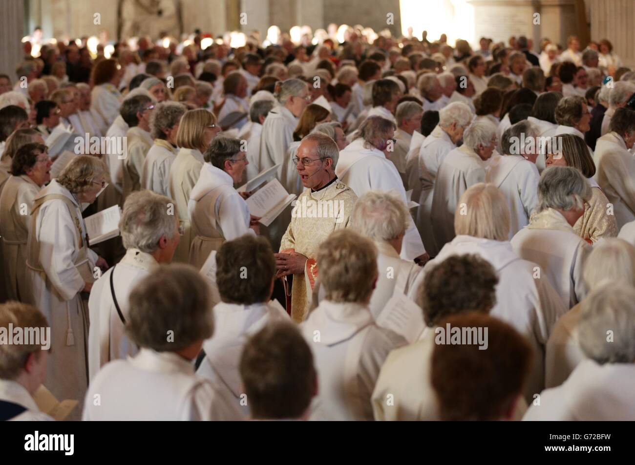 Ordination of women priests hi-res stock photography and images - Alamy