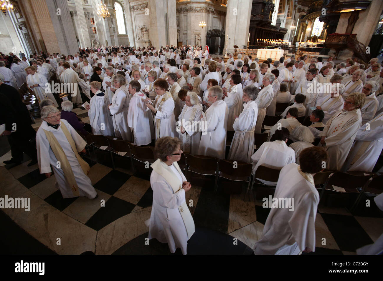 Members of the clergy arriving for a service at St Paul's Cathedral ...