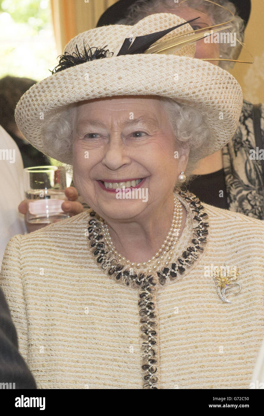 Queen elizabeth ii meeting staff hi-res stock photography and images ...