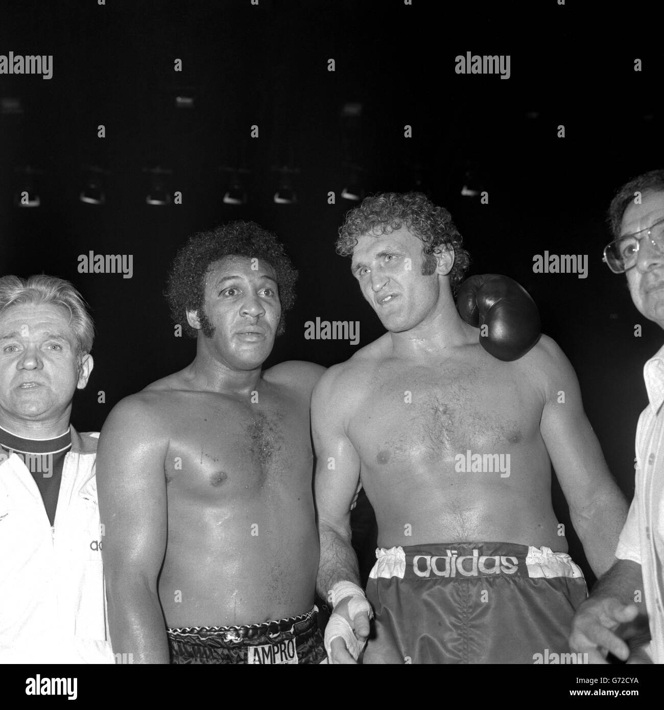 American heavyweight Jimmy Ellis (l) and Great Britain's Joe Bugner ...