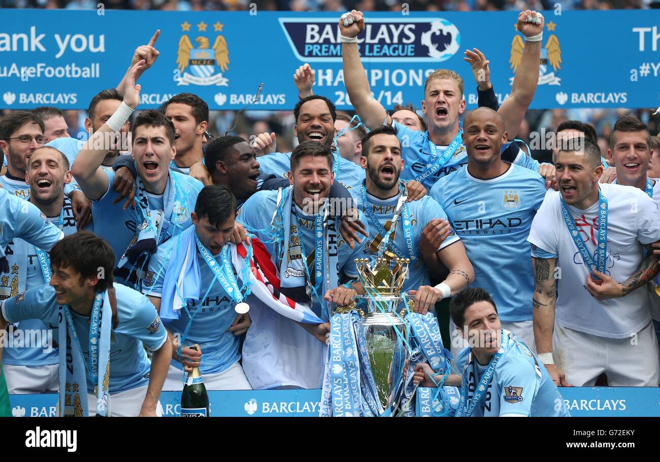 Manchester united celebrate with the barclays premier league trophy hi-res stock photography and ...