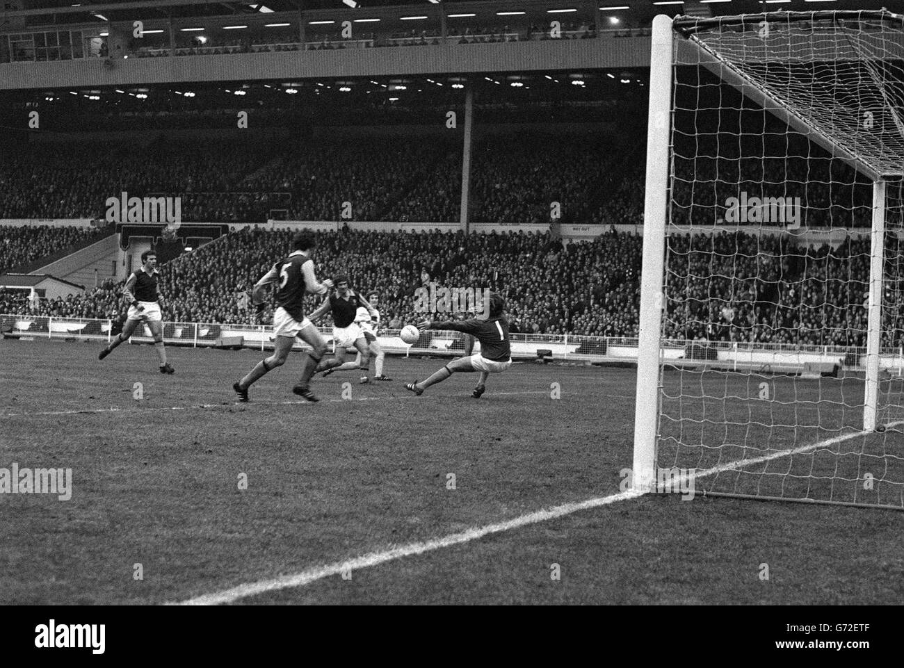 Jimmy neighbour of tottenham hotspur hi-res stock photography and ...