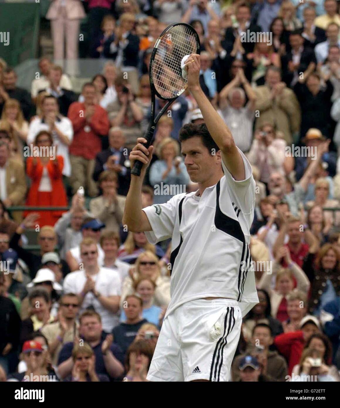 Sport tennis celebrating wim04 tim henman hi-res stock photography and ...