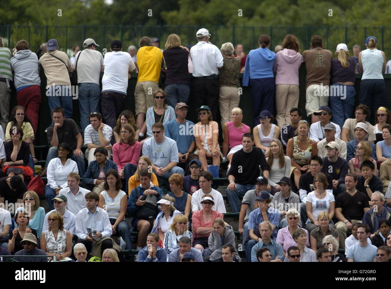 Tennis fans at Wimbledon Stock Photo - Alamy