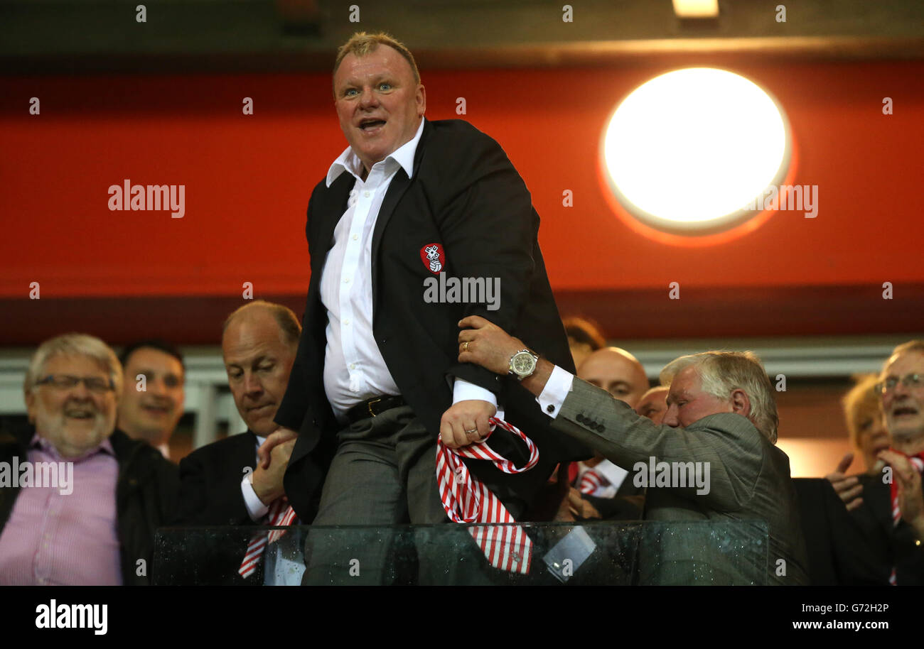 Rotherhams manager steve evans hi-res stock photography and images - Alamy