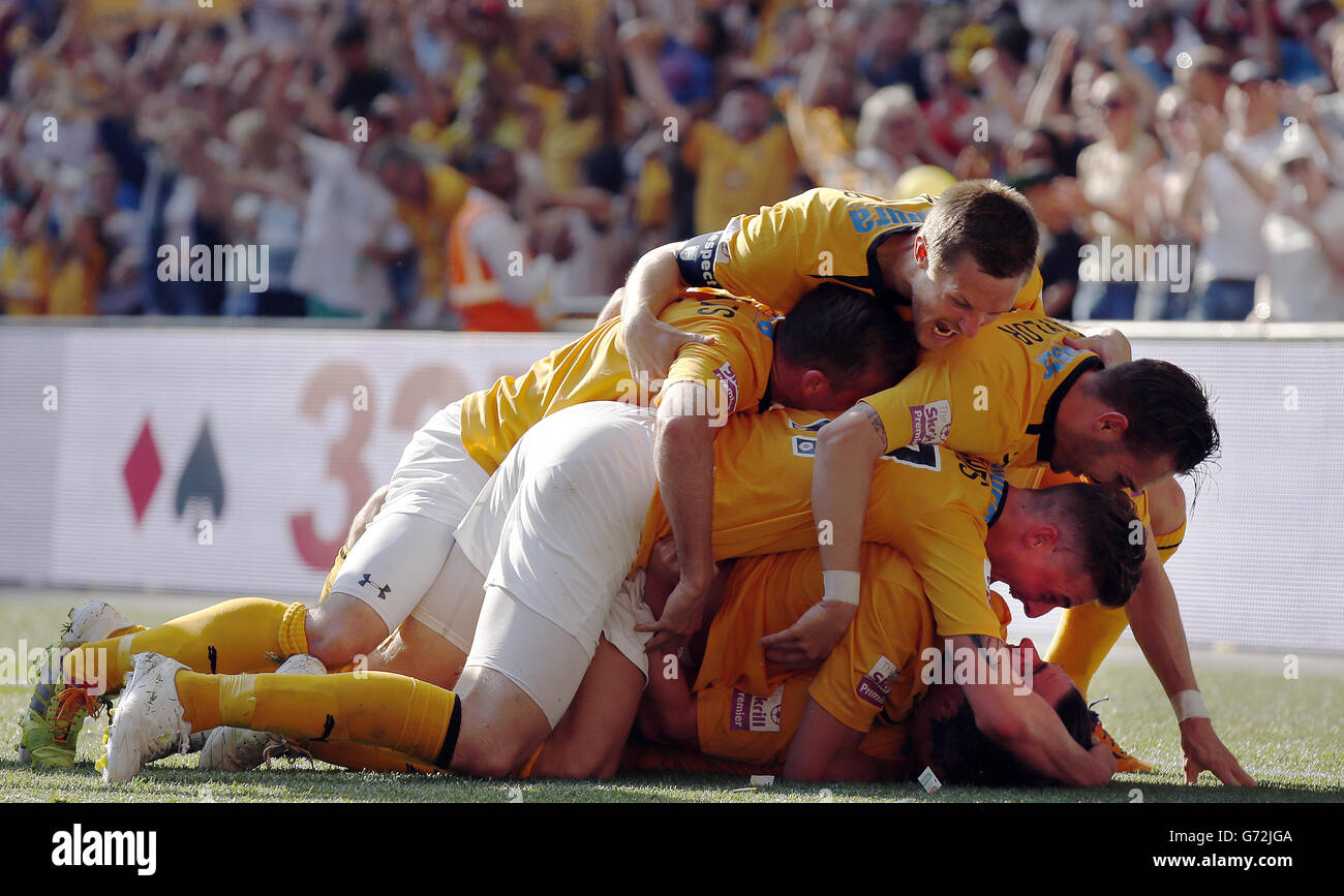 Pile of football players hi-res stock photography and images - Alamy
