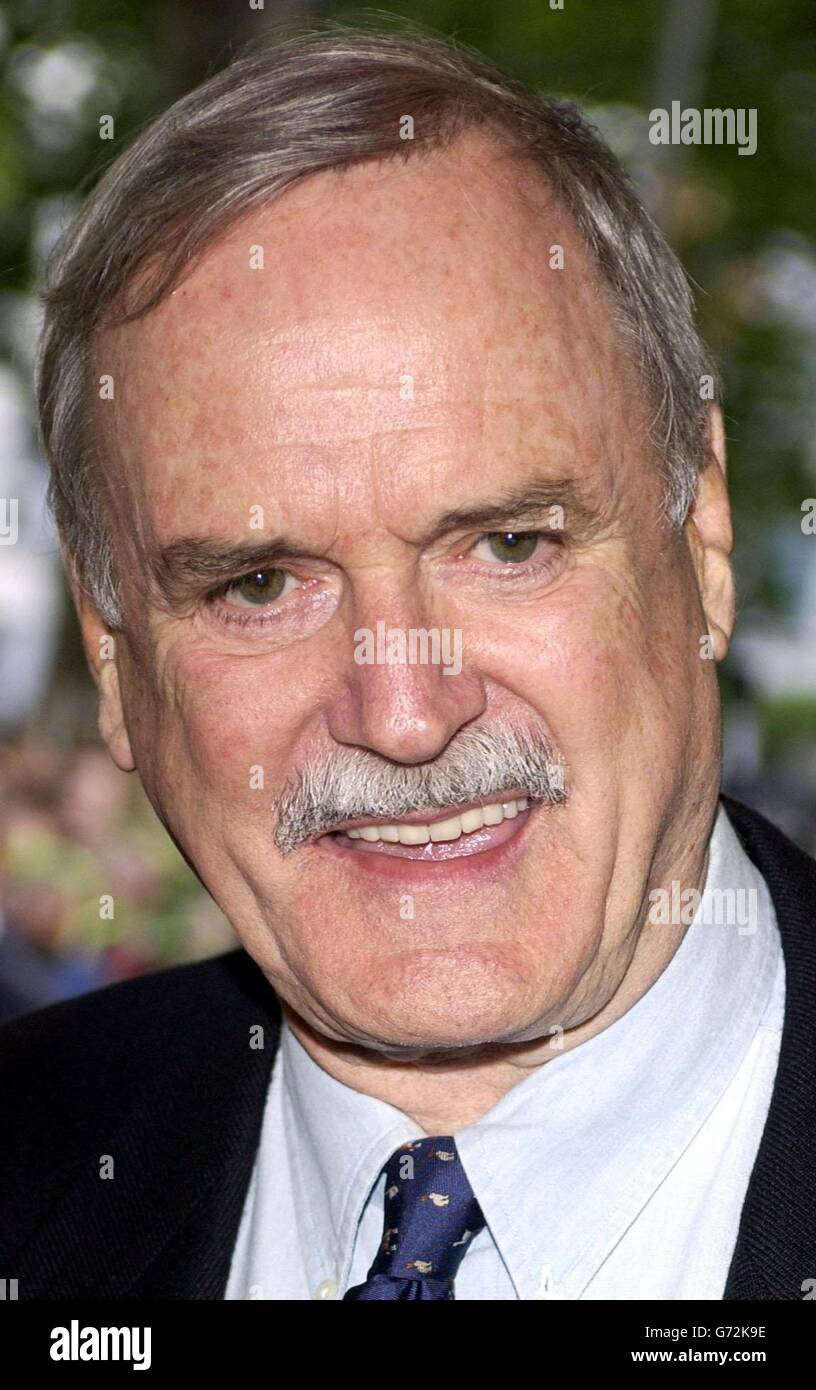 Cleese Shrek 2 Premiere Stock Photo - Alamy